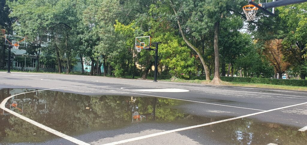 Noul Teren De Baschet Din Parcul Central A Fost Atât De Bine Asfaltat ...